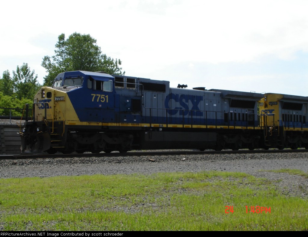 CSX 7751 makes a reverse move back onto its train (Q386)